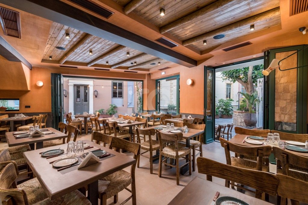 Ζητούνται για Εργασία ΣΕΡΒΙΤΟΡΟΣ: Κέντρο