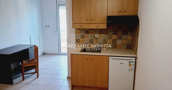Γκαρσονιέρες, Ενοικίαση, Εσταυρωμένος: ΕΣΤΑΥΡΩΜΕΝΟΣ