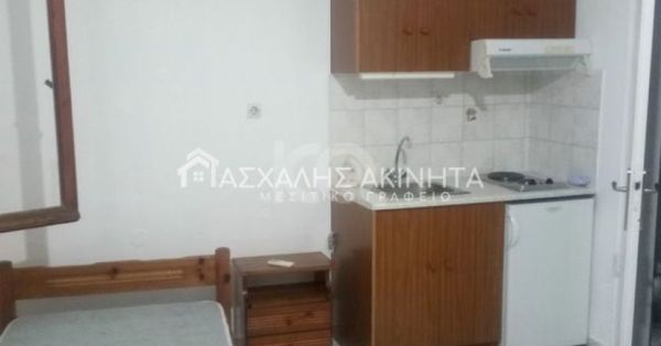 Γκαρσονιέρες, Ενοικίαση, Εσταυρωμένος: ΕΣΤΑΥΡΩΜΕΝΟΣ